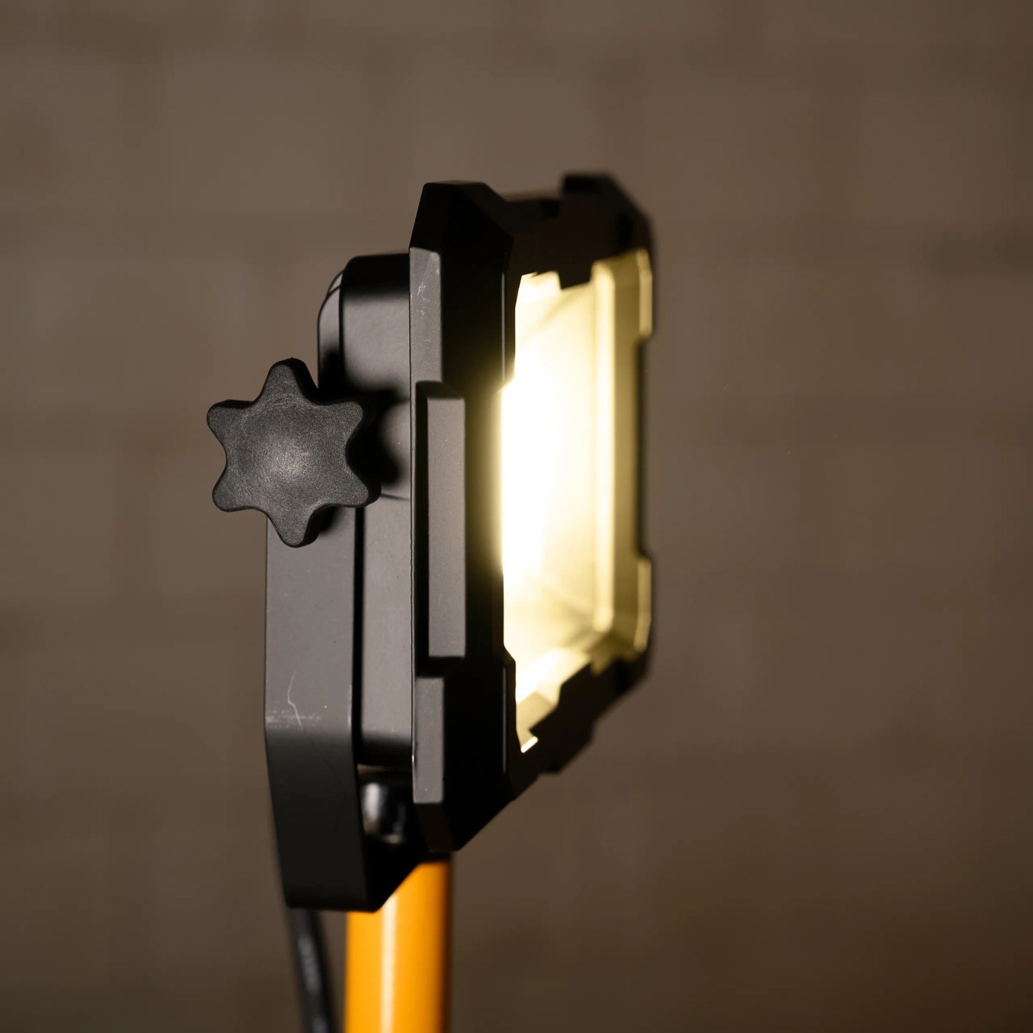 LED-Arbeitsleuchte 50 W 4200 lm 4000 K IP65 mit 163 cm Stativ kaufen bei OBI